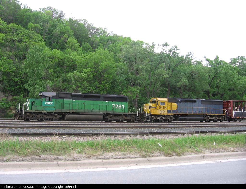 07051201 FURX 7281 and NREX 6454 on BNSF freight westbound at CTC Hoffman Ave